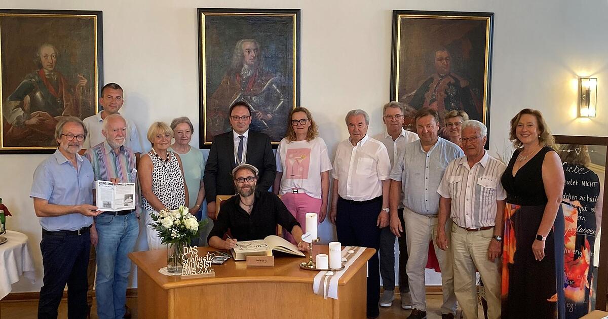 Karikaturist Daniel Stieglitz trägt sich in Chams Goldenes Buch ein