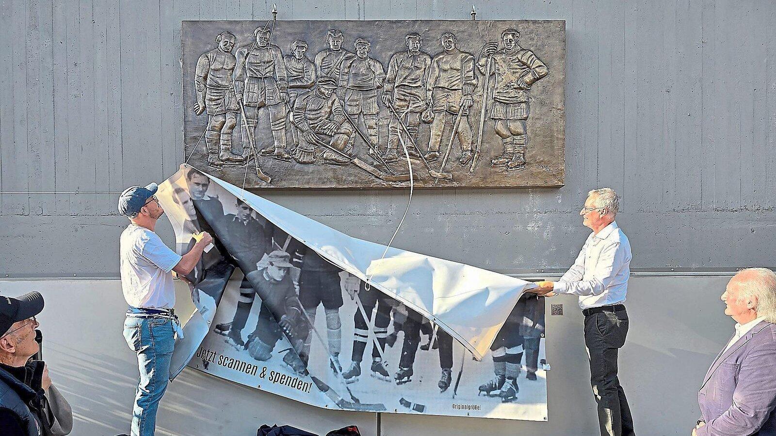 Feierliche Enthüllung des Straubinger Eishockey-Denkmals