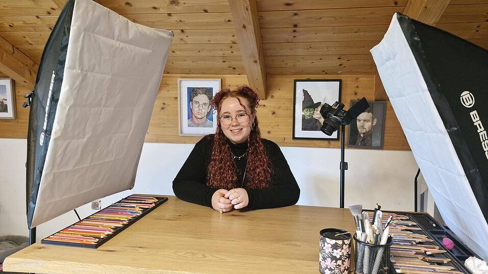 Emily Urban aus Bad Kötzting ist 16 Jahre alt und malt Promi-Porträts