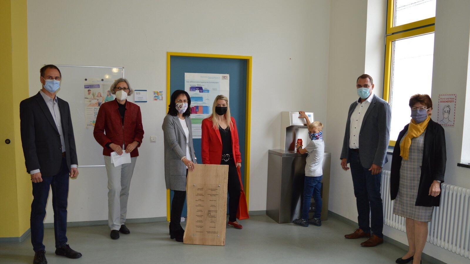 Frisches Wasser auf Knopfdruck aus dem Trinkwasserbrunnen