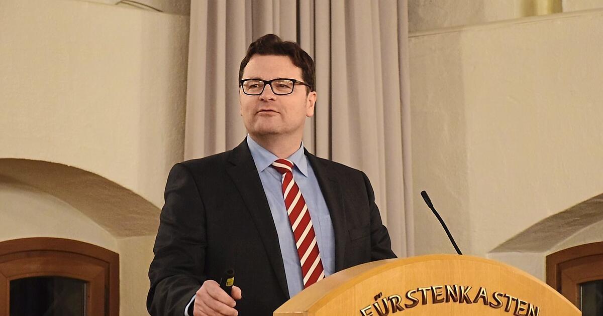 Dr. Stefan Spindler informiert, welche Aufgaben auf Rötz zukommen