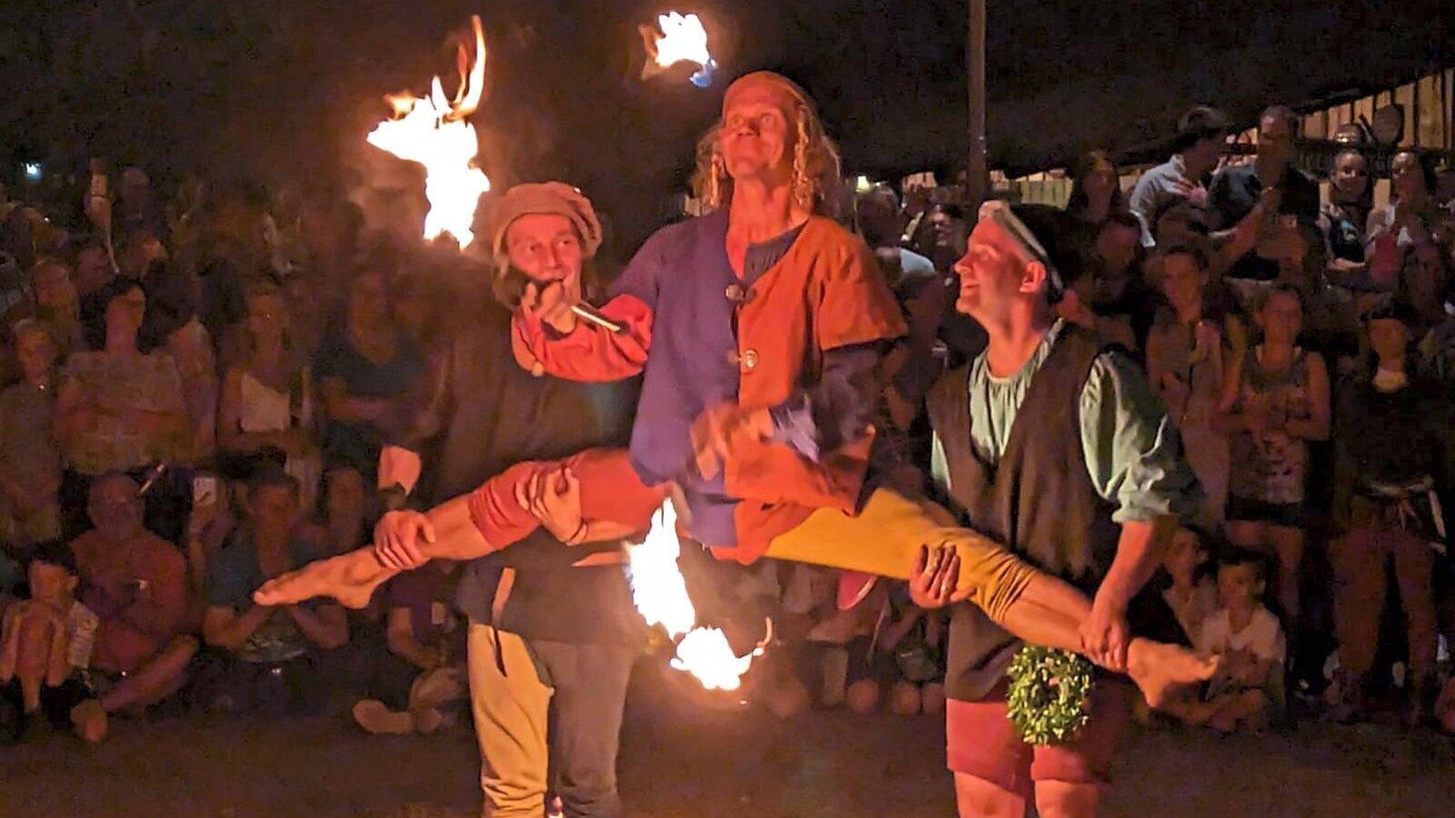 Die Gruppe der Jongleure fasziniert mit ihrem Spiel mit dem Feuer
