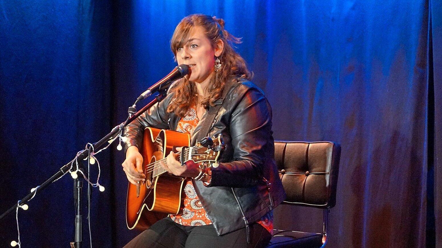 Bayerische Singer-Songwriterin MONI begeistert