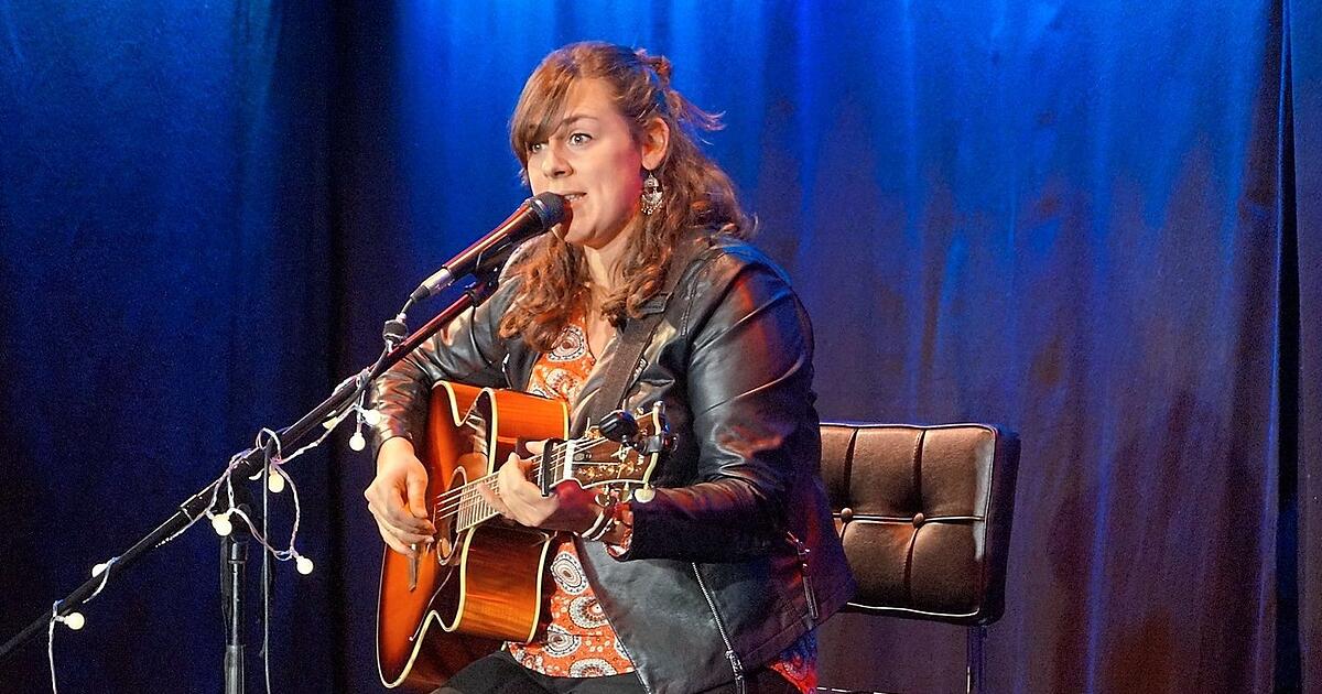 Bayerische Singer-Songwriterin MONI begeistert