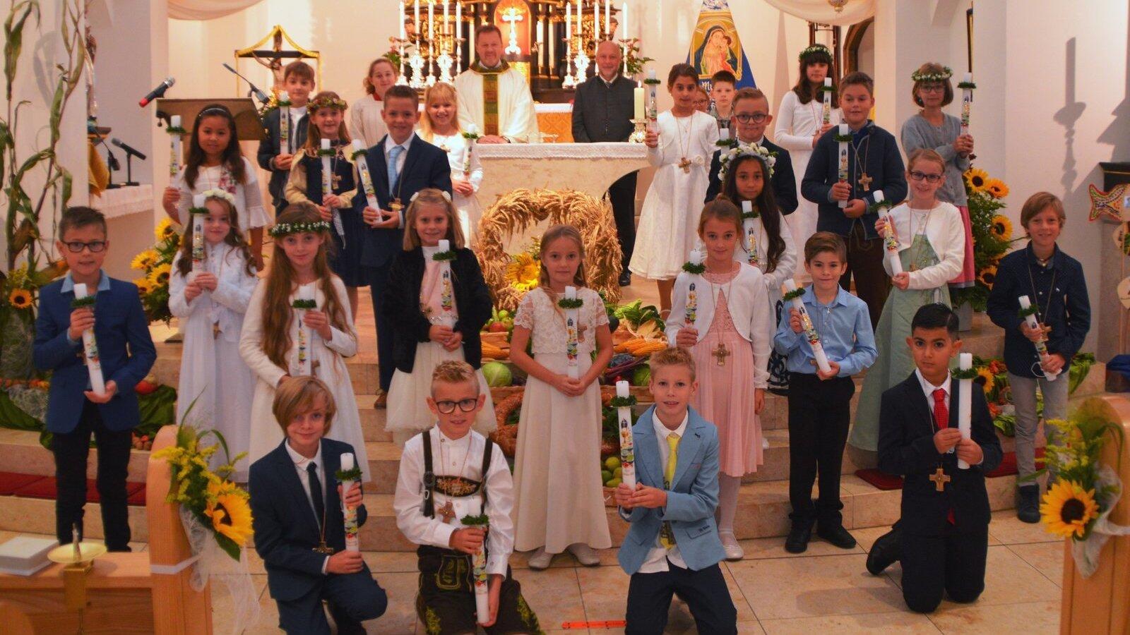 Pfarrer Hermann Höllmüller spendete Erste Heilige Kommunion