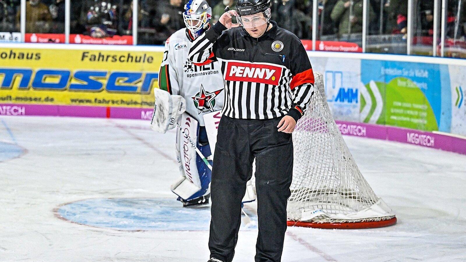 Eishockey-Schiedsrichter Patrick Altmann pfeift sein 1.000. Spiel
