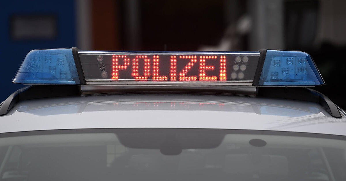 Auto kracht gegen Hausmauer: Drei Verletzte bei Unfall in Kirchdorf