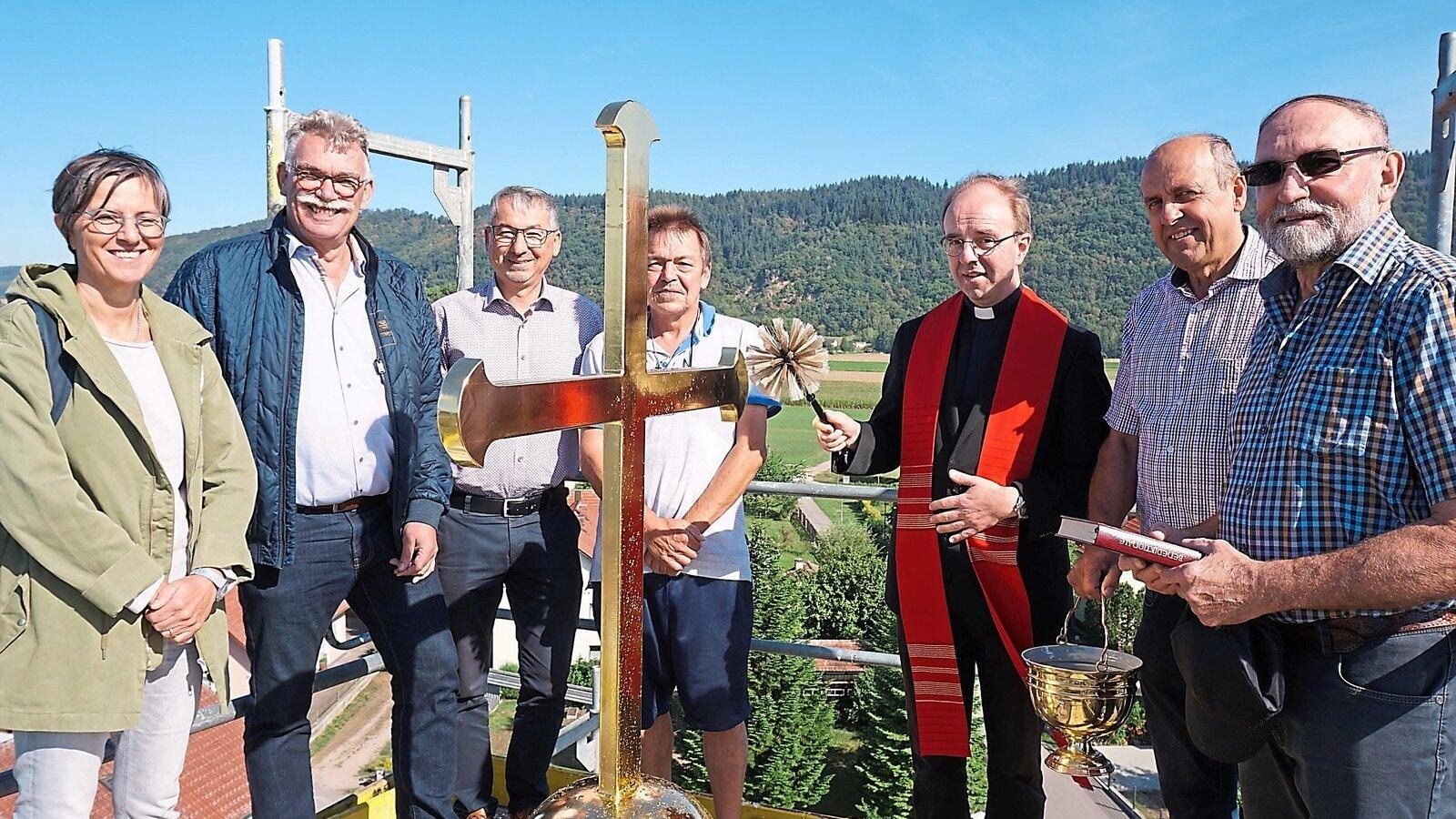 Restauriertes Turmkreuz in Demling gesegnet