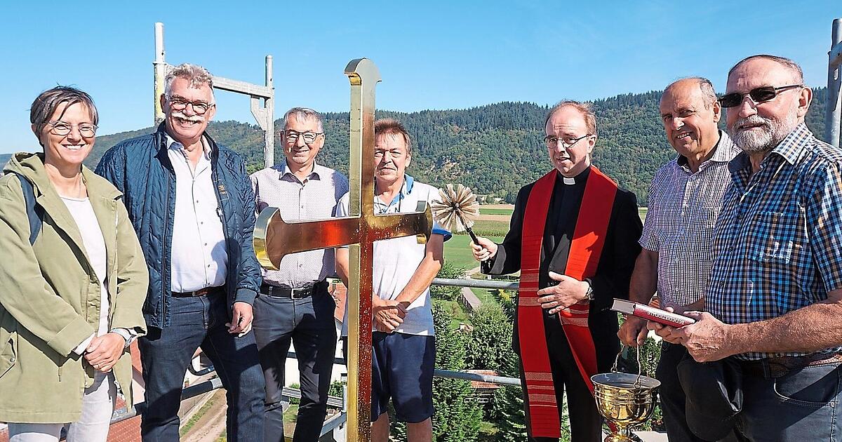 Restauriertes Turmkreuz in Demling gesegnet