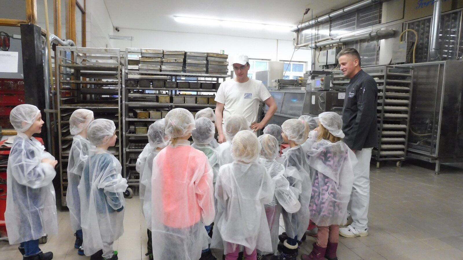 Vorschulkinder der Villa Kunterbunt in der Bäckerei Grundner