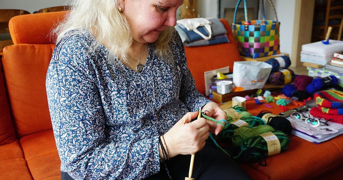 Daniela Bauer aus Au macht Filzpantoffeln und Filzschmuck