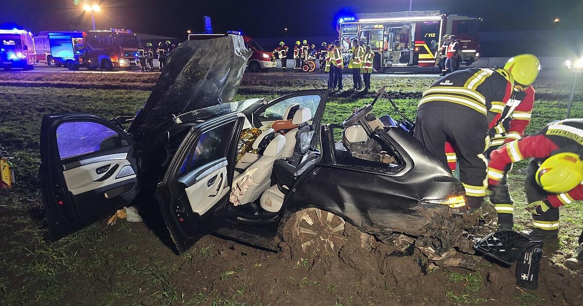 Schwerer Unfall bei Regensburg: Feuerwehr rettet Familie auf der A3
